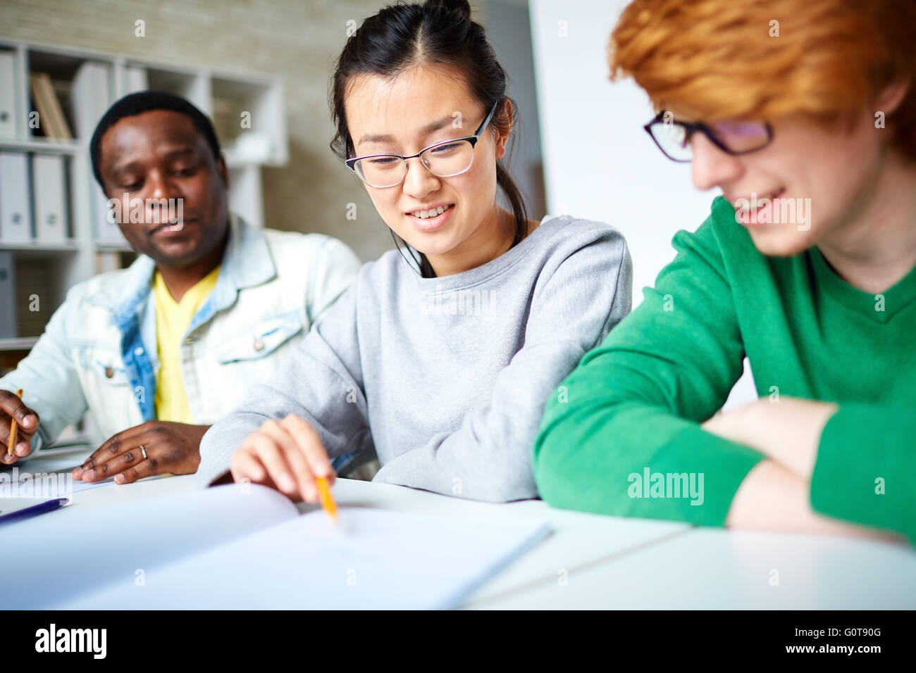 Woman reading note smiling hi-res stock photography and images - Alamy