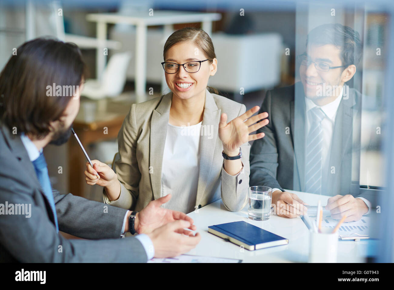Man woman discussion hi-res stock photography and images - Alamy