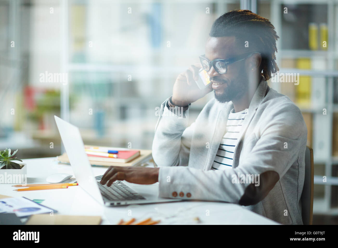 Typing speaking hi-res stock photography and images - Alamy