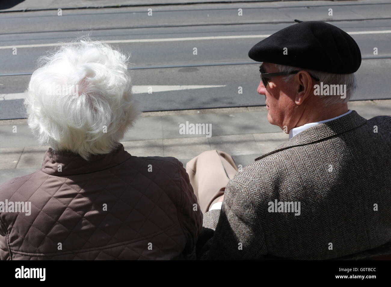 Old couple bench hi-res stock photography and images - Alamy