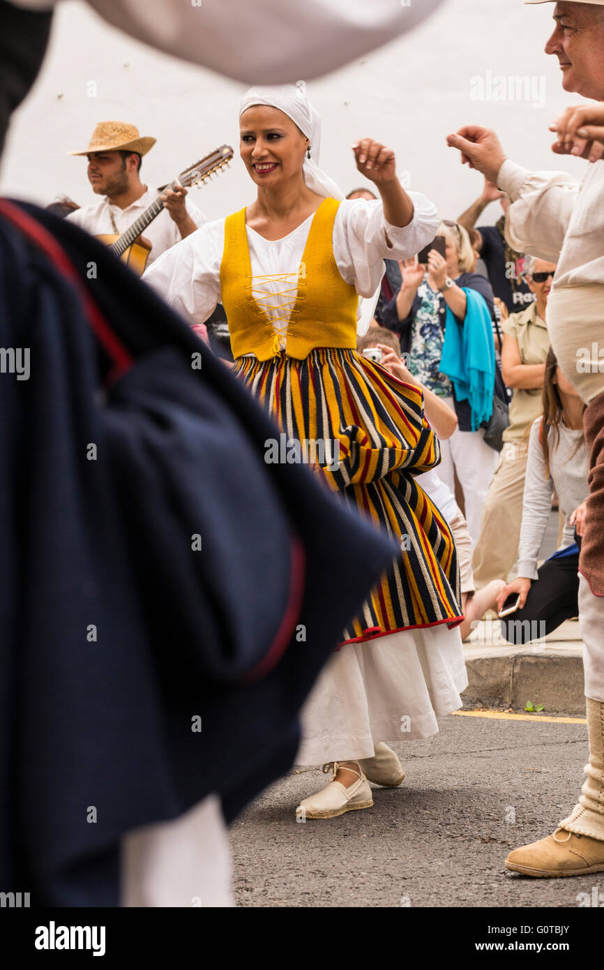 Traditional dancing group hi-res stock photography and images - Alamy
