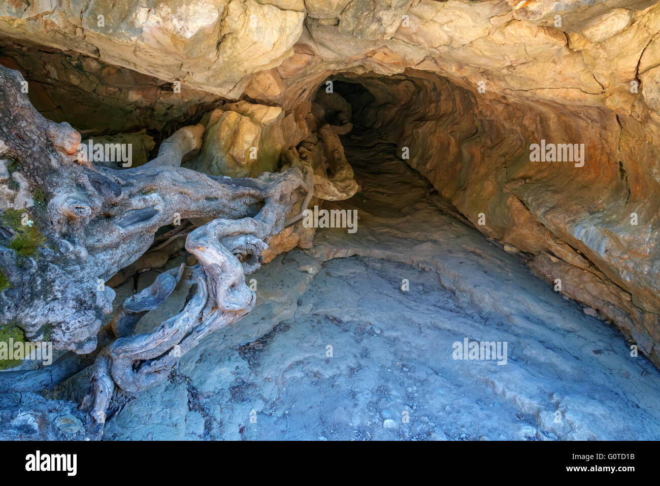 Dark cave entrance hi-res stock photography and images - Alamy