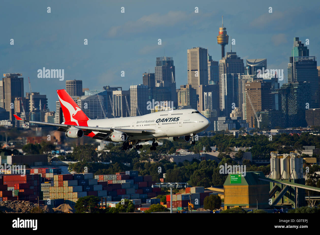 A QANTAS Boeing 747 flying extremely low past buildings Stock Photo - Alamy