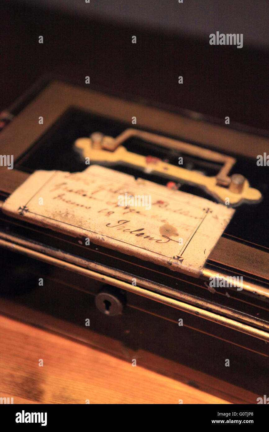 Gold key box hi-res stock photography and images - Alamy