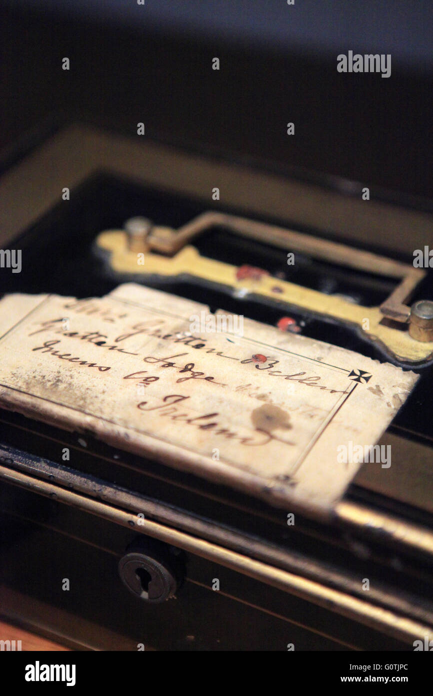 Gold key box hi-res stock photography and images - Alamy