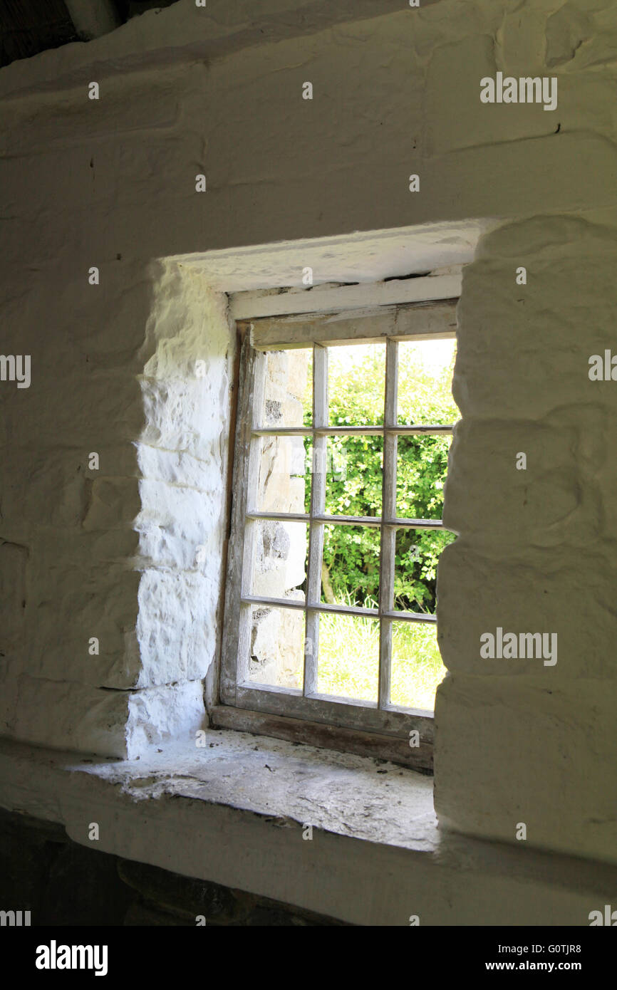 Cottage window hi-res stock photography and images - Alamy