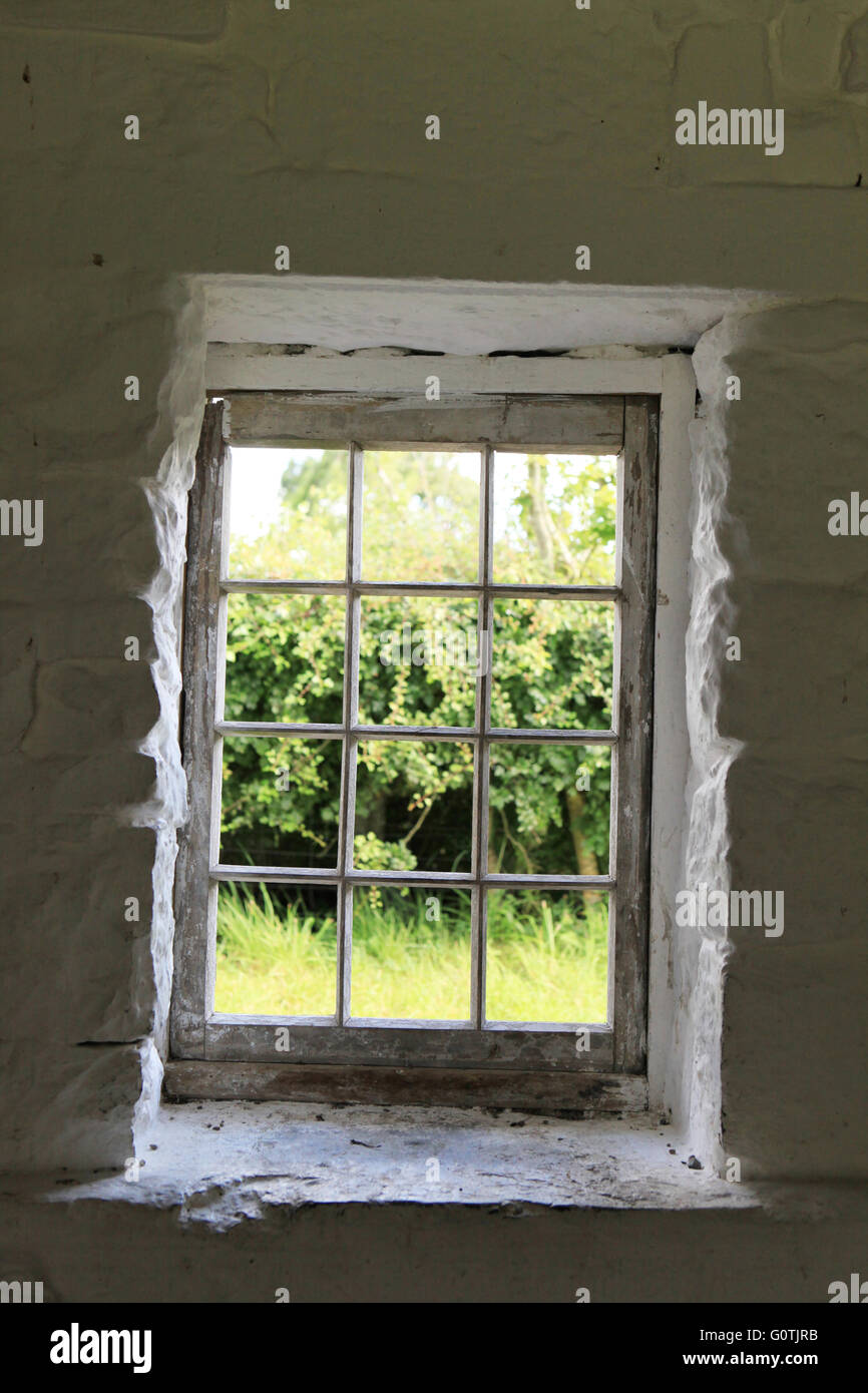 Country cottage window hi-res stock photography and images - Alamy