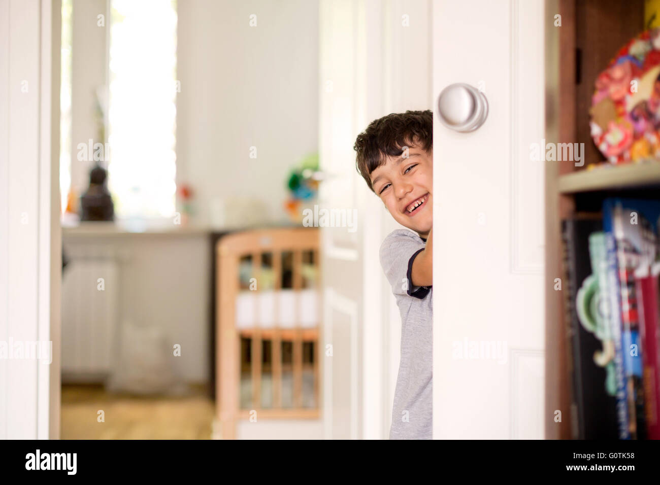 Peeking hi-res stock photography and images - Alamy