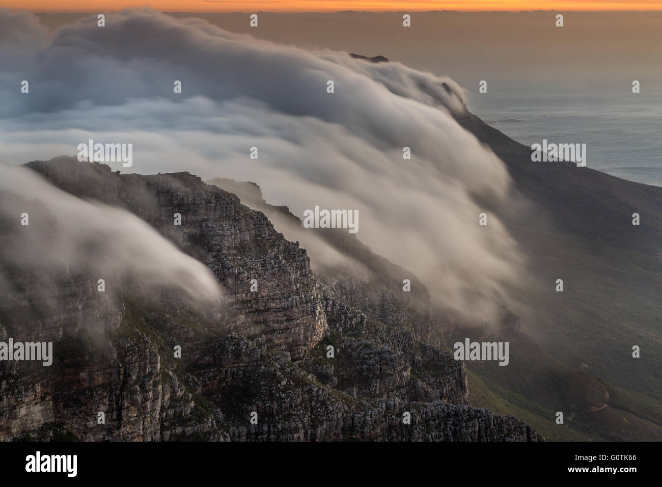Clouds rolling over top of Table Mountain, Cape Town, South Africa ...