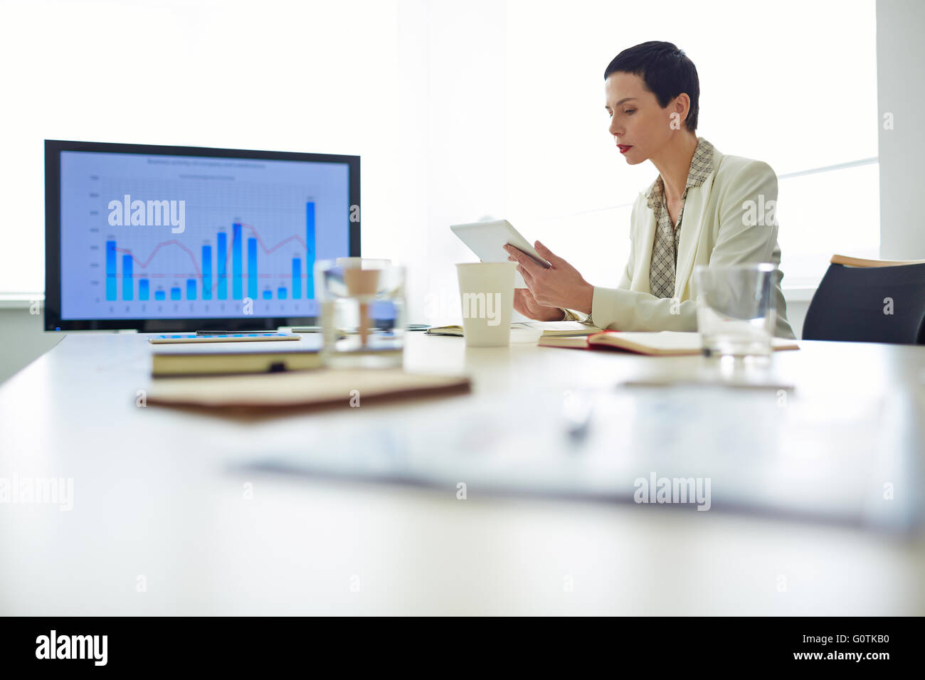 Networking businesspeople hi-res stock photography and images - Alamy