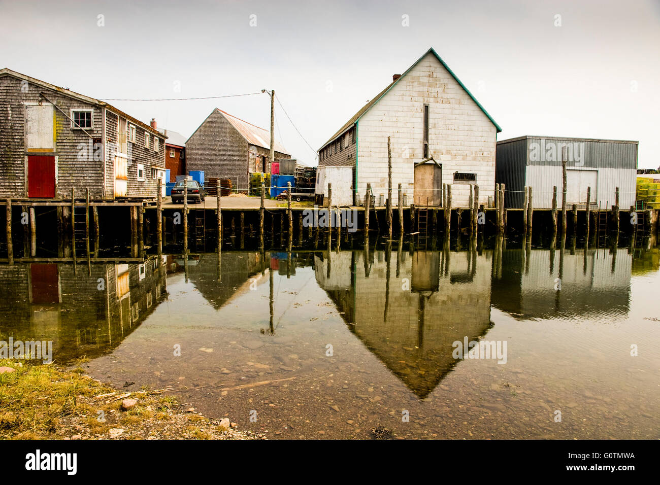 Dock sheds hi-res stock photography and images - Alamy