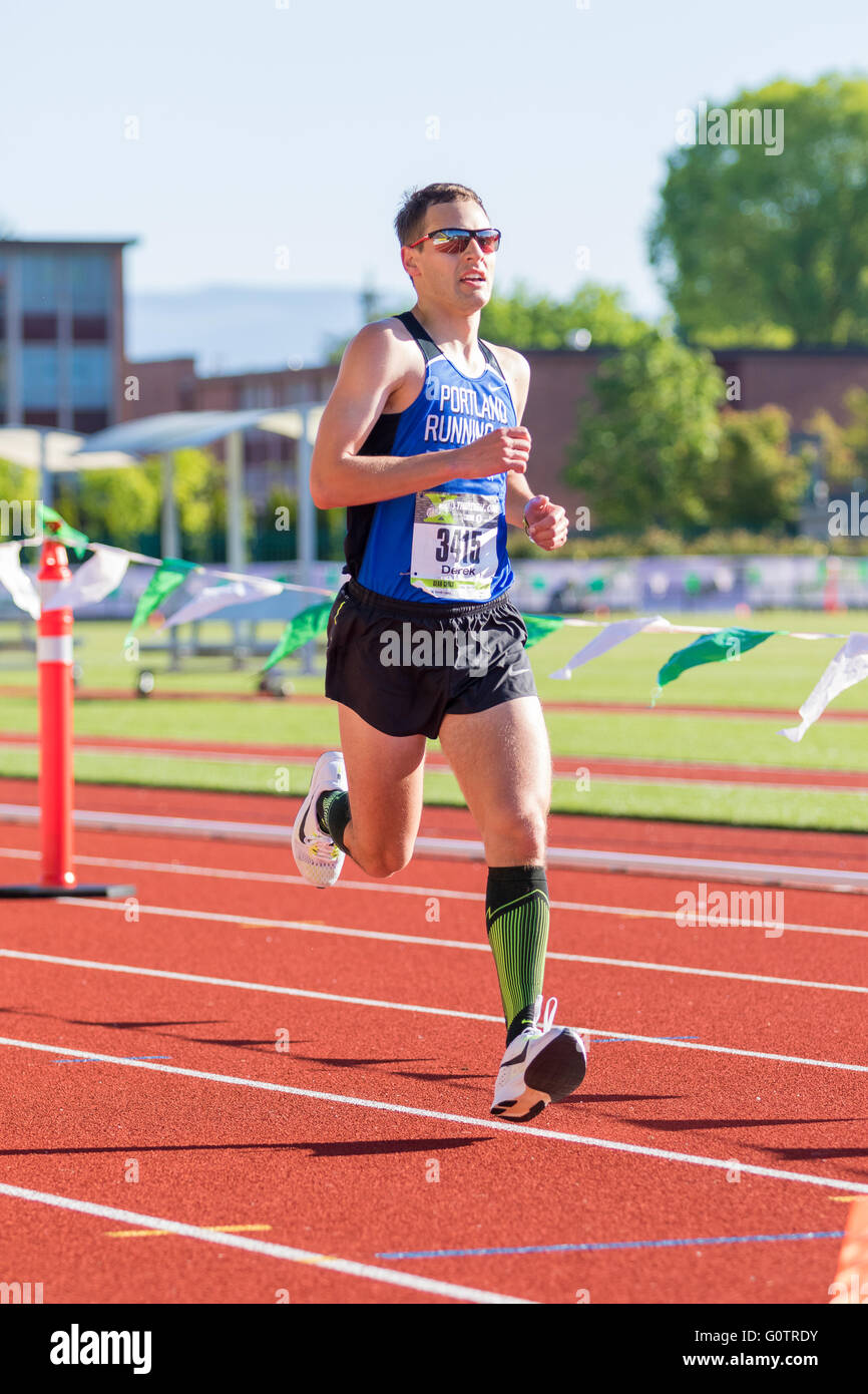 Long distance runner finish line hi-res stock photography and images ...