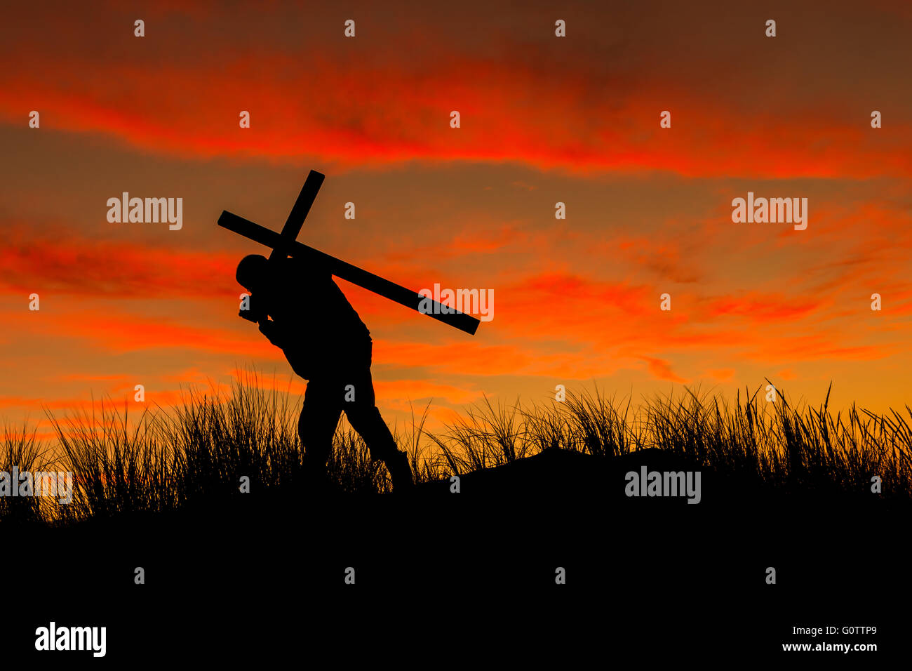 Silhouette jesus carrying cross hi-res stock photography and images - Alamy