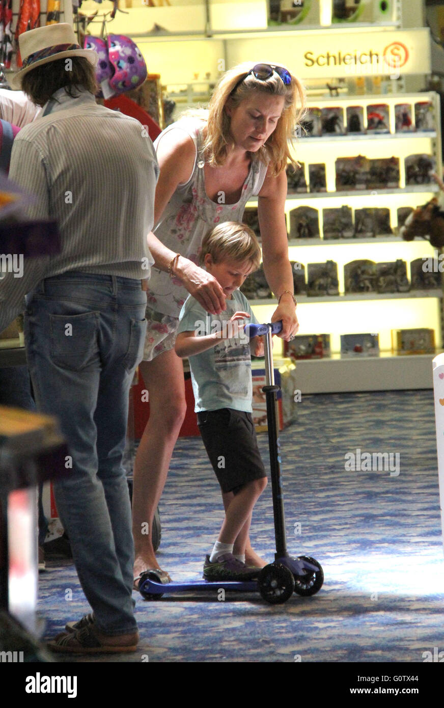 Rod Stewart and wife Penny Lancaster take their son, Aiden, to Tom's ...