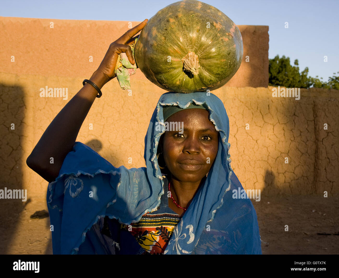 Old woman niger africa niger hi-res stock photography and images - Alamy