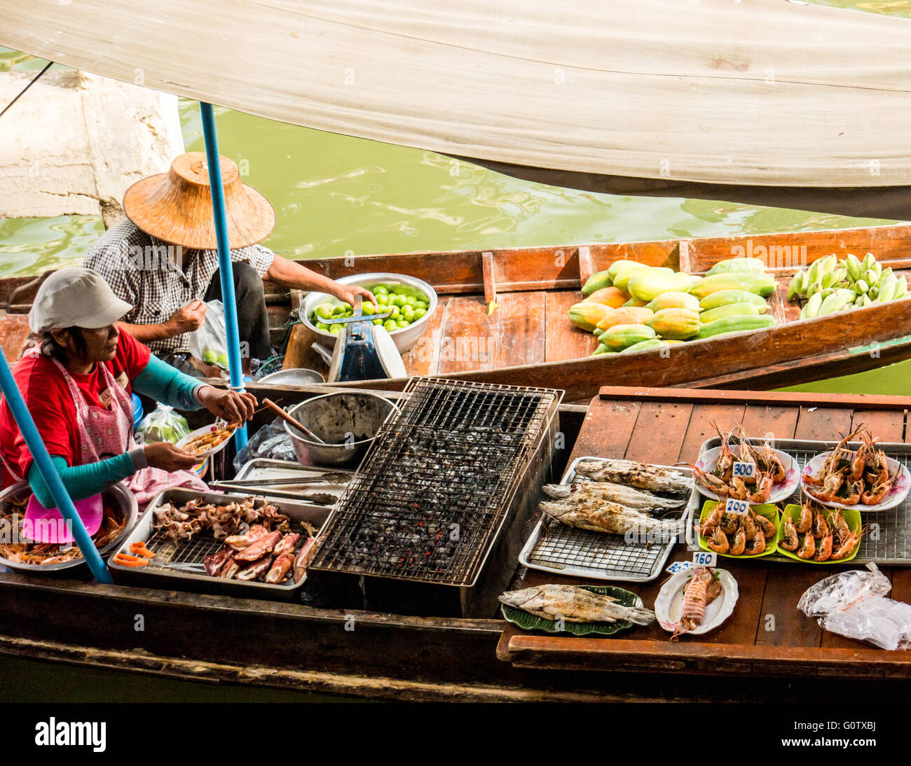 Trader's boats in a floating market in Thailand Stock Photo - Alamy