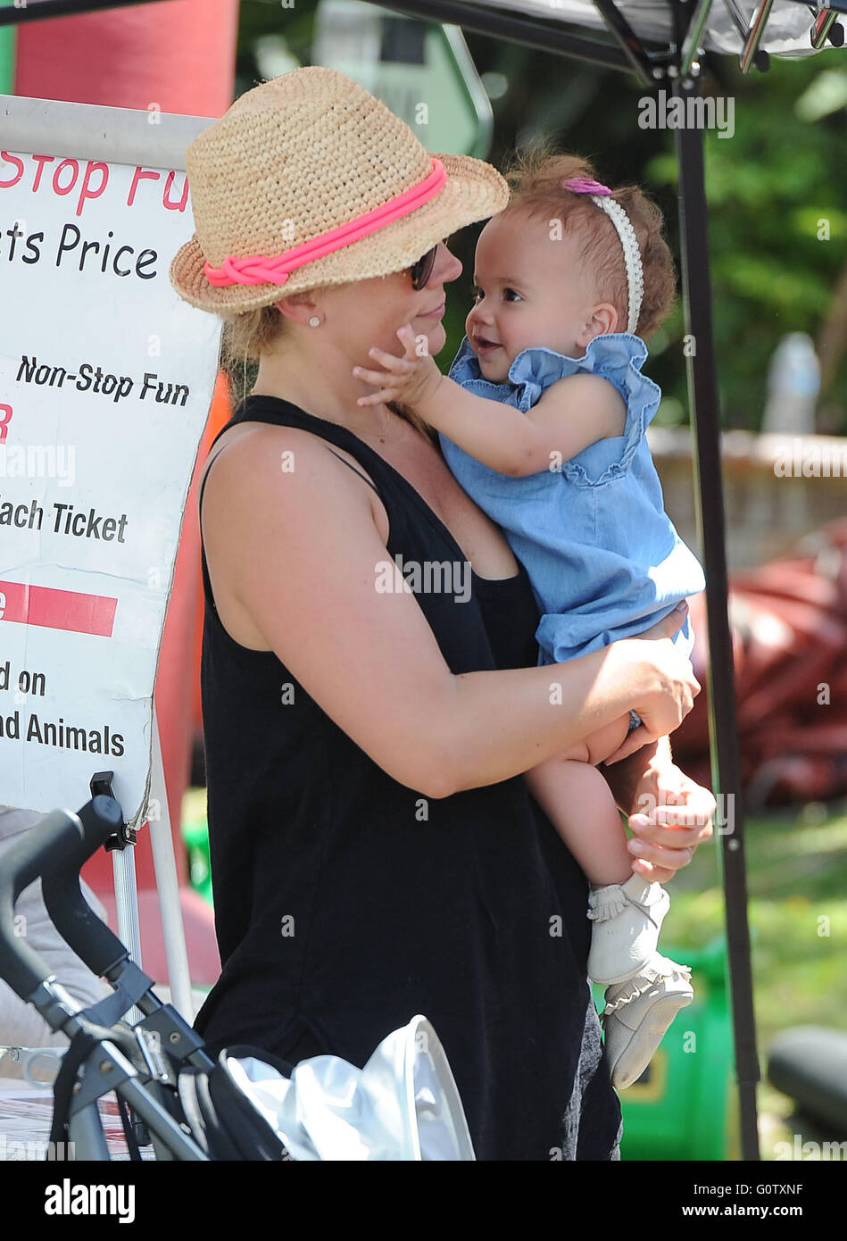 Donald Faison and Cacee Cobb take their two kids to the farmers market ...