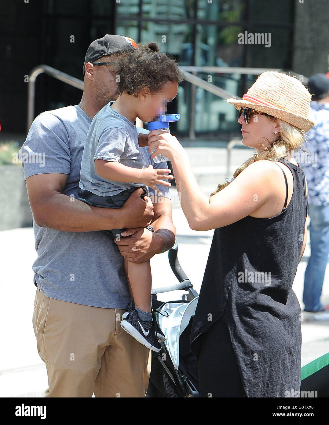 Donald Faison and Cacee Cobb take their two kids to the farmers market ...
