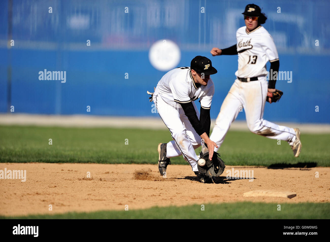 Fielding balls hi-res stock photography and images - Alamy