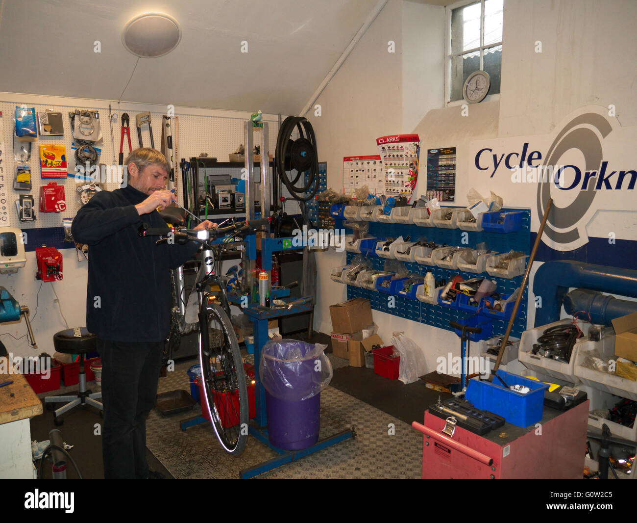 Cycle mechanic hi-res stock photography and images - Alamy