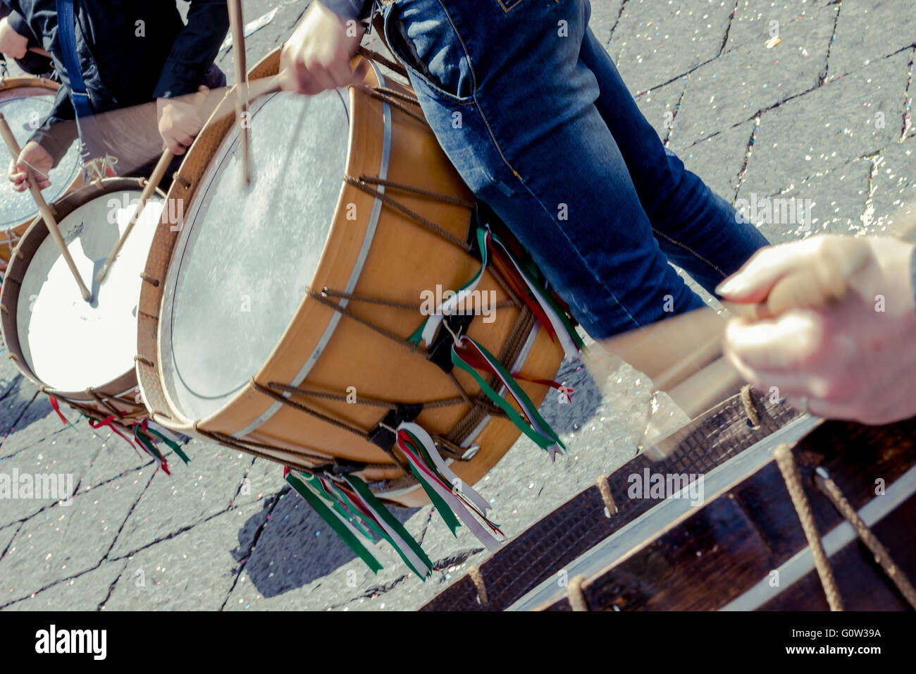 Men play hand drums hi-res stock photography and images - Alamy