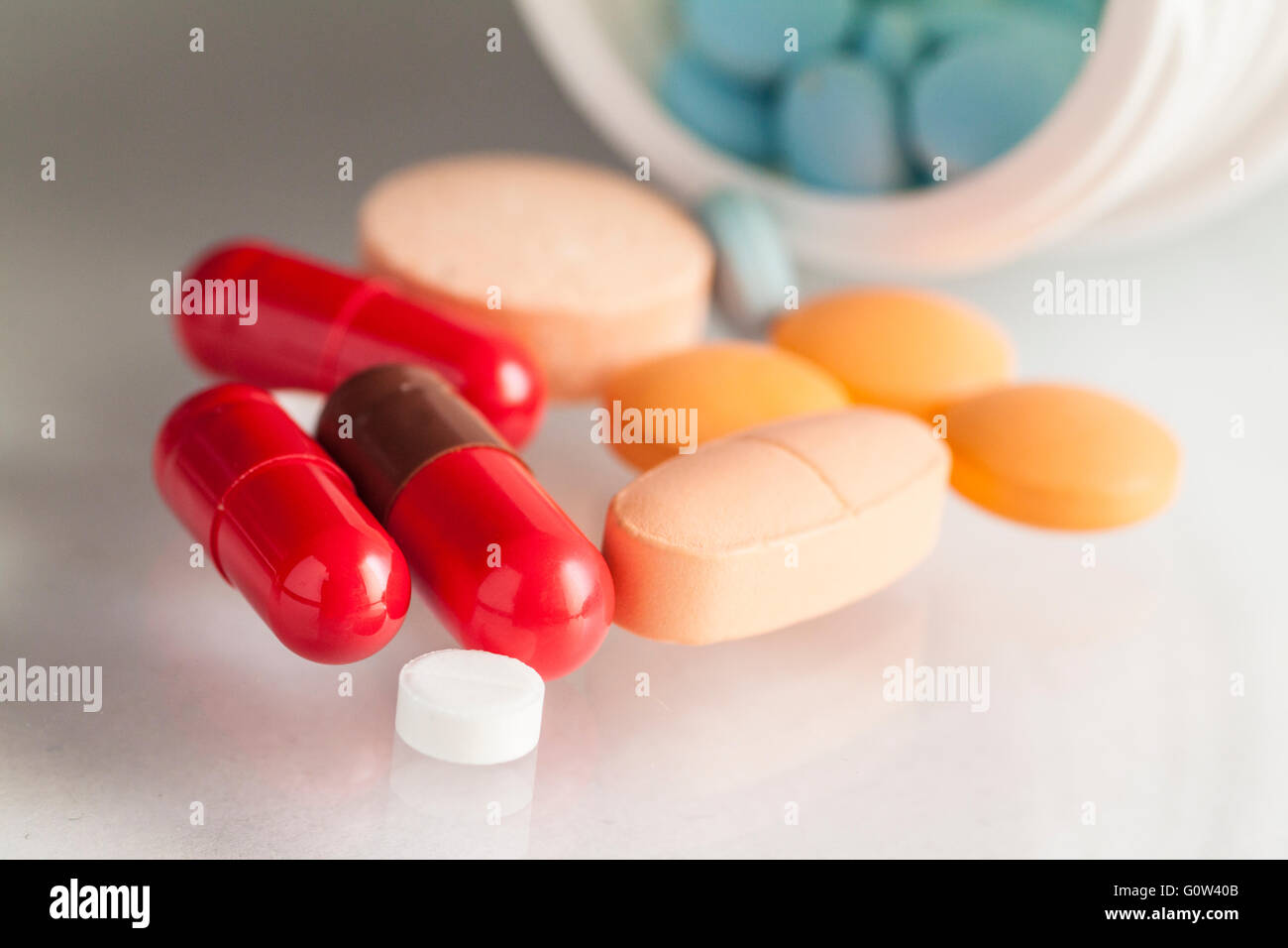 tablets and capsules in the lid on a white background Stock Photo - Alamy