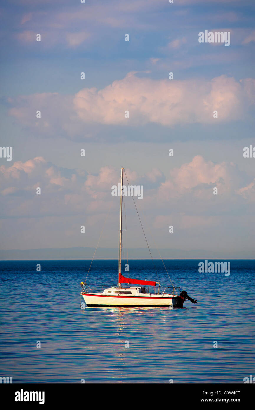 Boat with single mast hi-res stock photography and images - Alamy