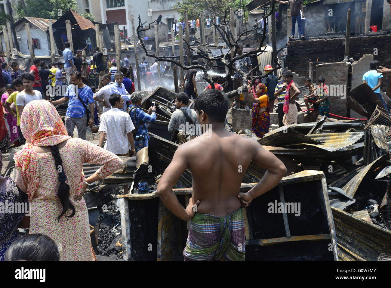 Dhaka, Bangladesh. 4th May, 2016. A number of fire fighting units ...