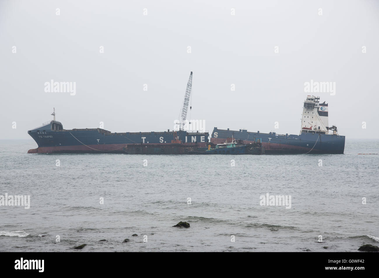 May 5, 2016 - Taipei, Taipei, Taiwan - Container ship TS Taipei split ...