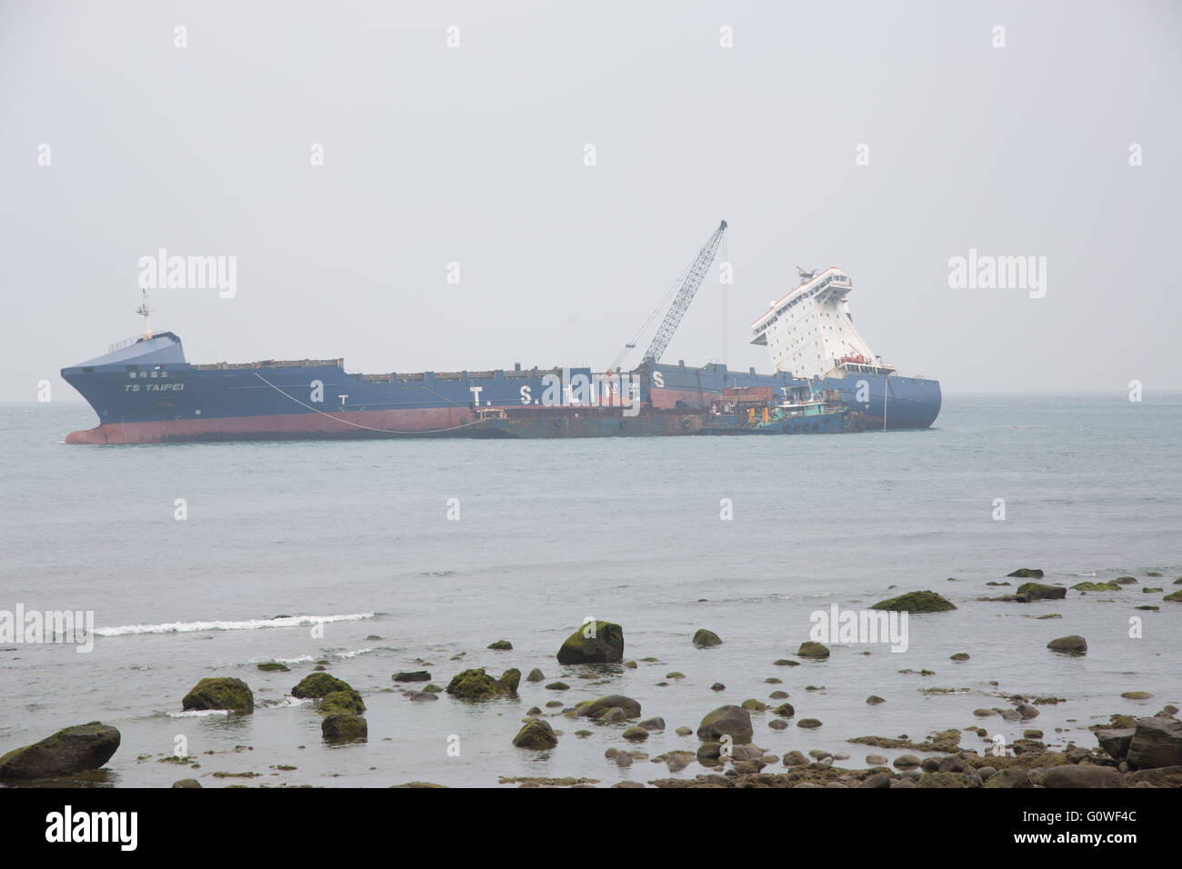 May 5, 2016 - Taipei, Taipei, Taiwan - Container ship TS Taipei split ...