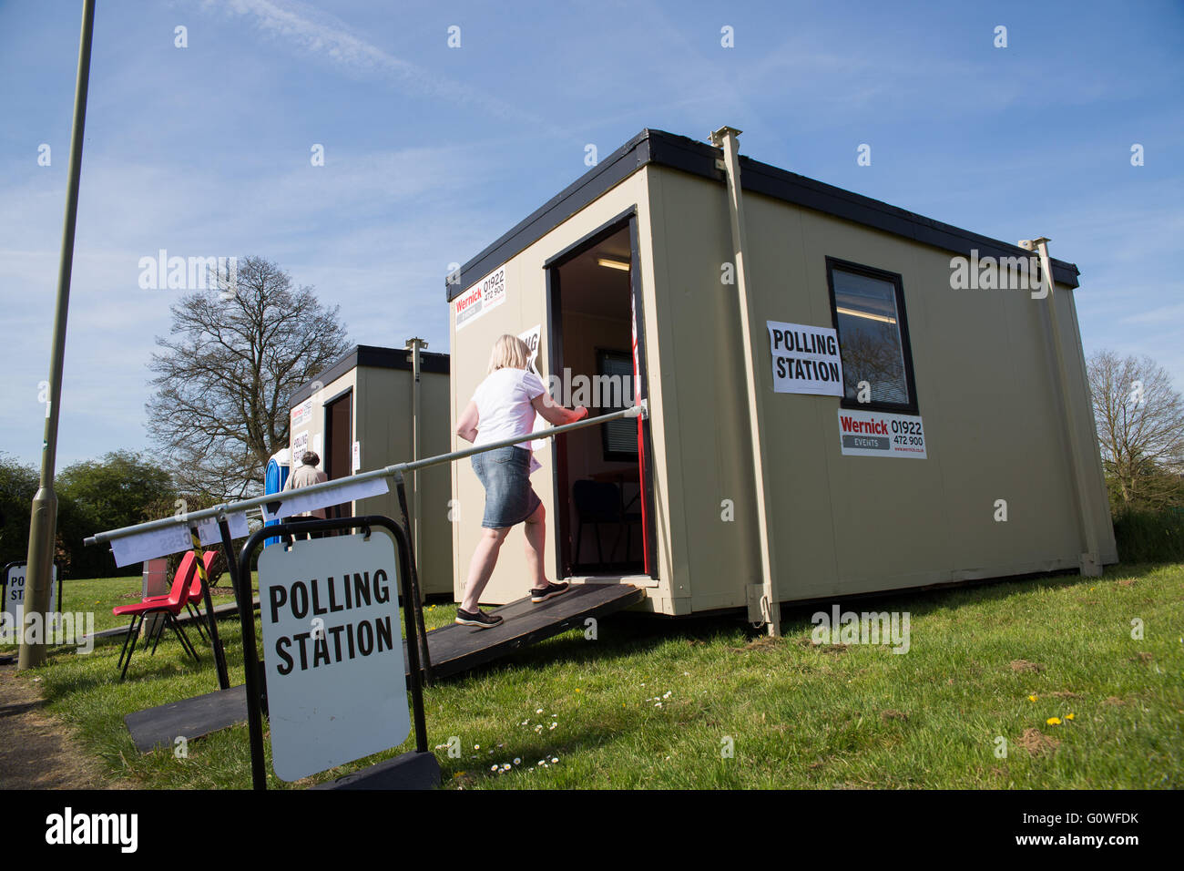 Kidlington, Oxford, UK. 5th May, 2016. A voter in a mobile polling ...