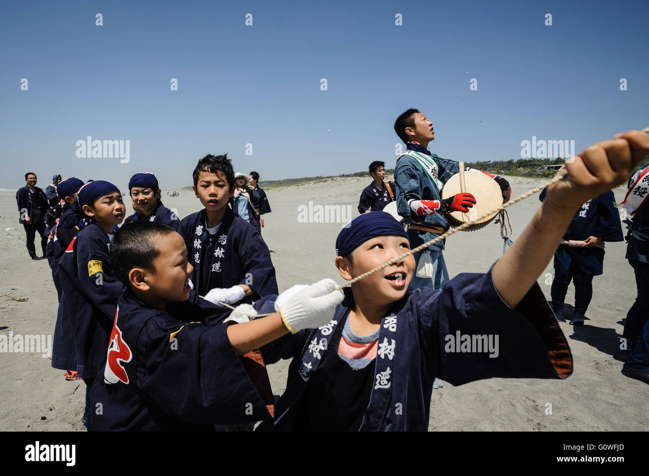 May 4, 2016 - Children practice flying large kites at the Hamamatsu ...