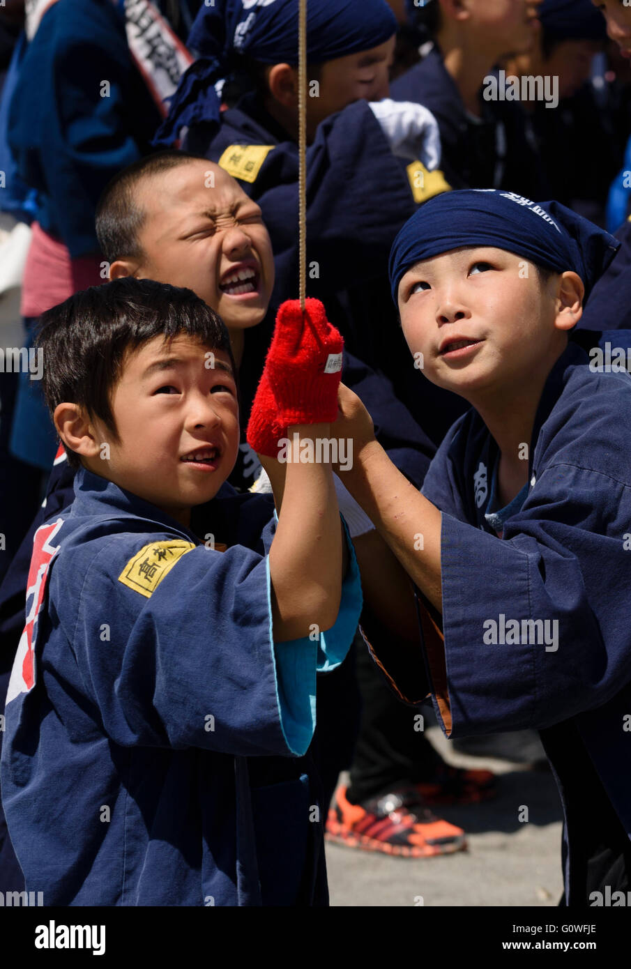 May 4, 2016 - Children practice flying large kites at the Hamamatsu ...