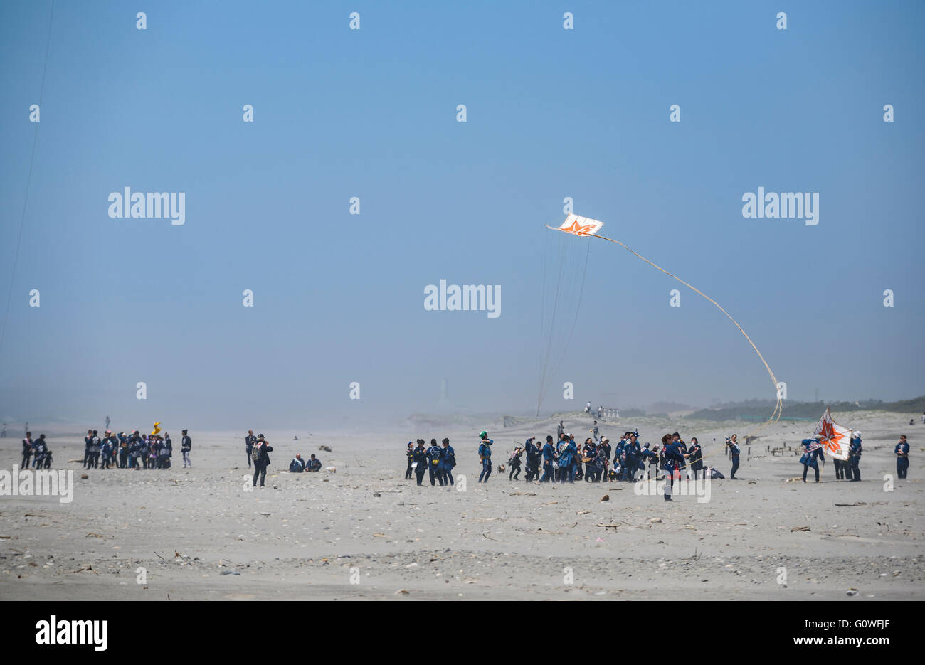 May 4, 2016 - Children practice flying large kites at the Hamamatsu ...