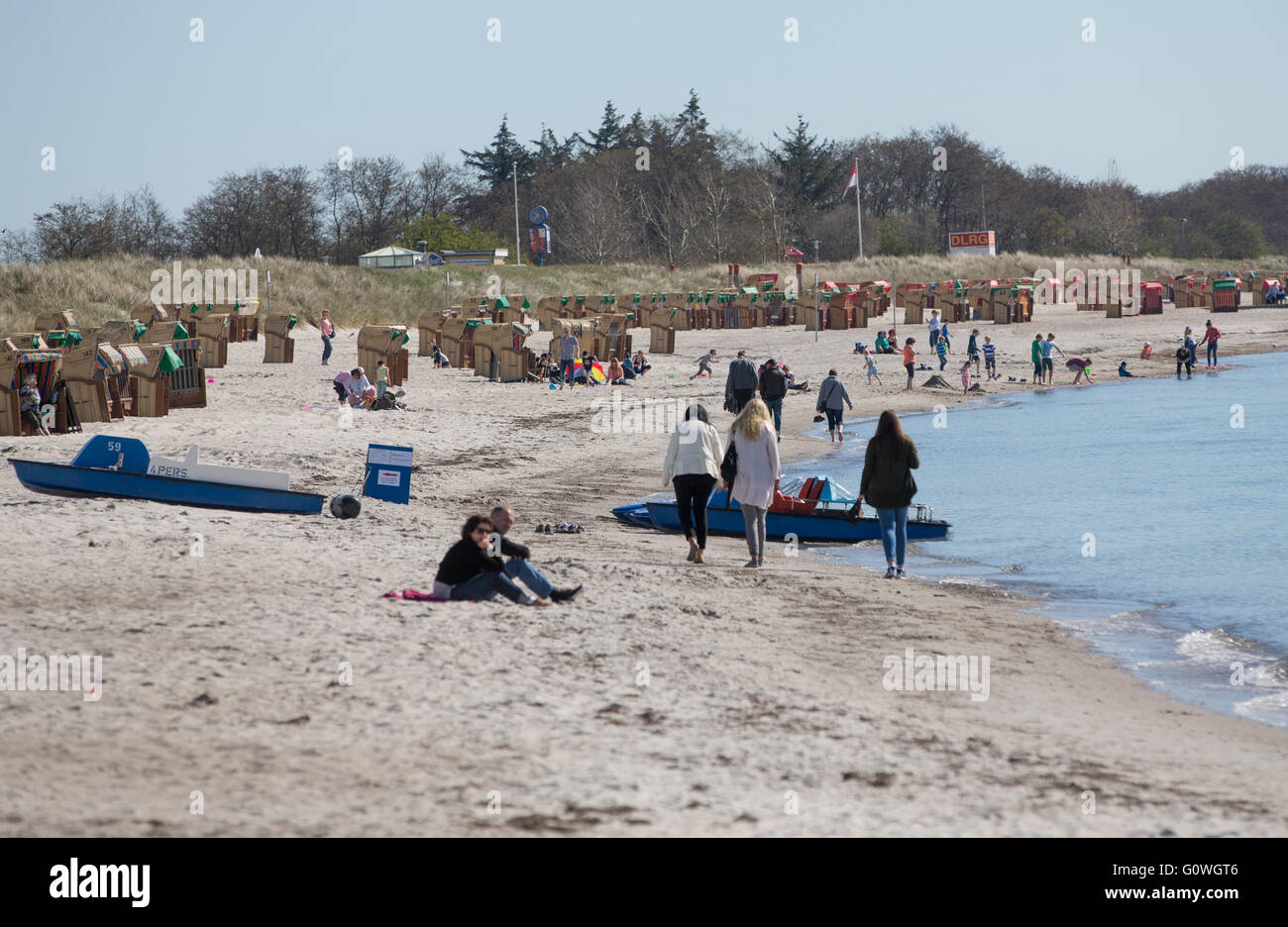 Fehmarn, Germany. 5th May, 2016. People enjoy the beach at the Baltic ...