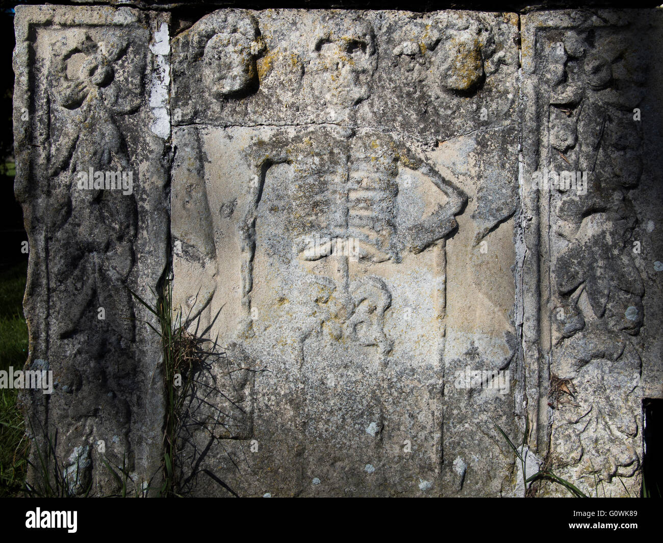 Human grave skeleton hi-res stock photography and images - Alamy