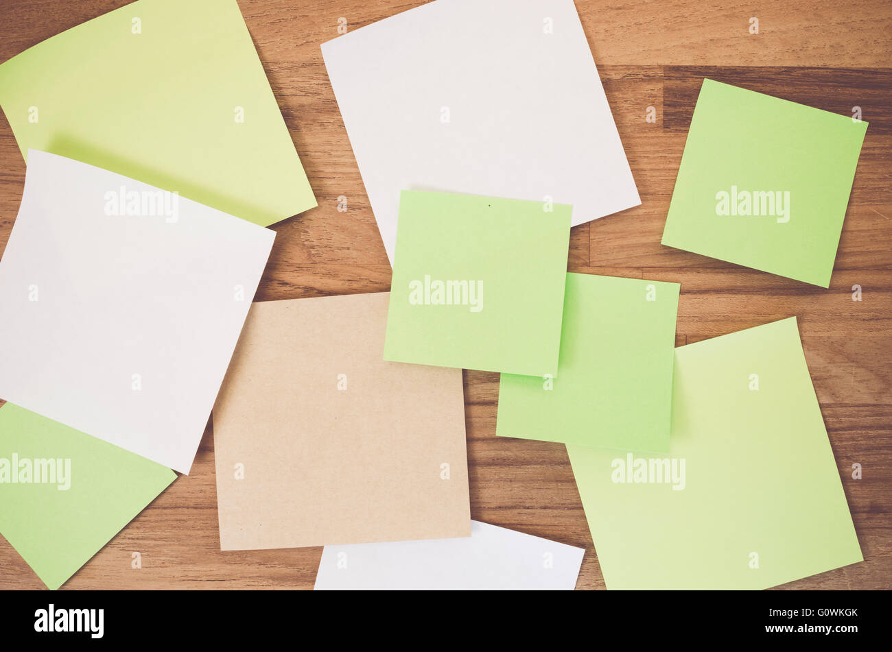 scattered blank post it on a wood tabletop - top view Stock Photo - Alamy