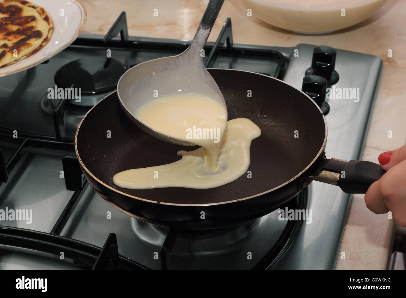 Pouring pan hi-res stock photography and images - Alamy
