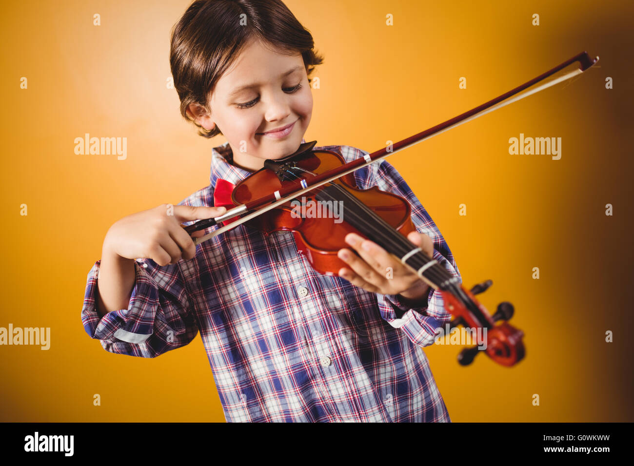 Boy playing the violin Stock Photo - Alamy
