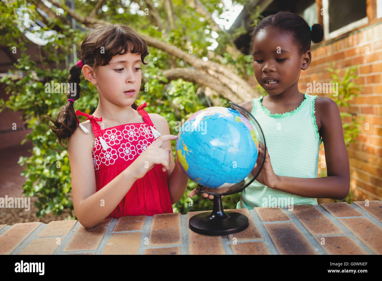 Child pointing a map hi-res stock photography and images - Alamy