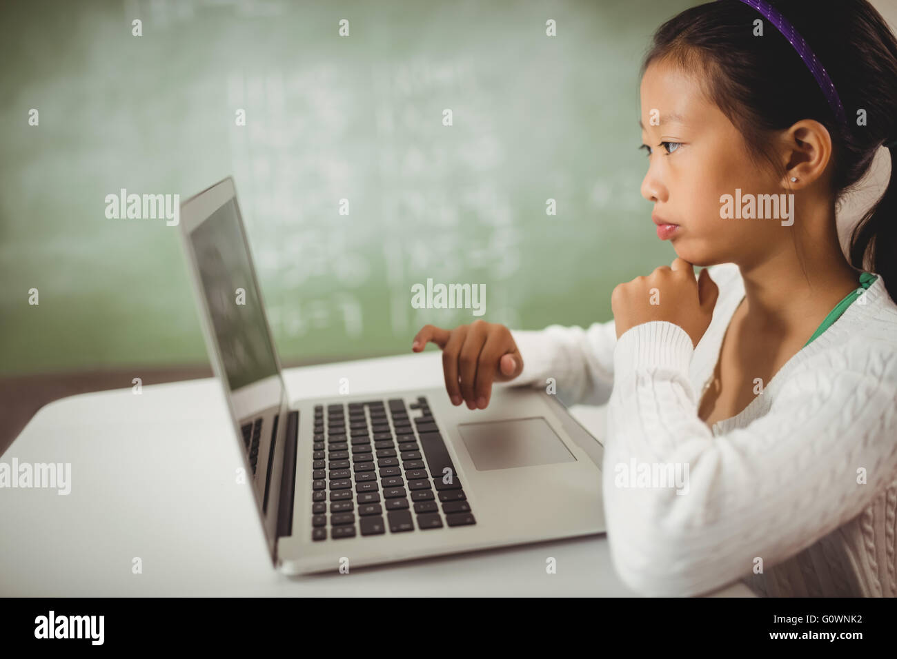 Cute girl laptop hi-res stock photography and images - Alamy