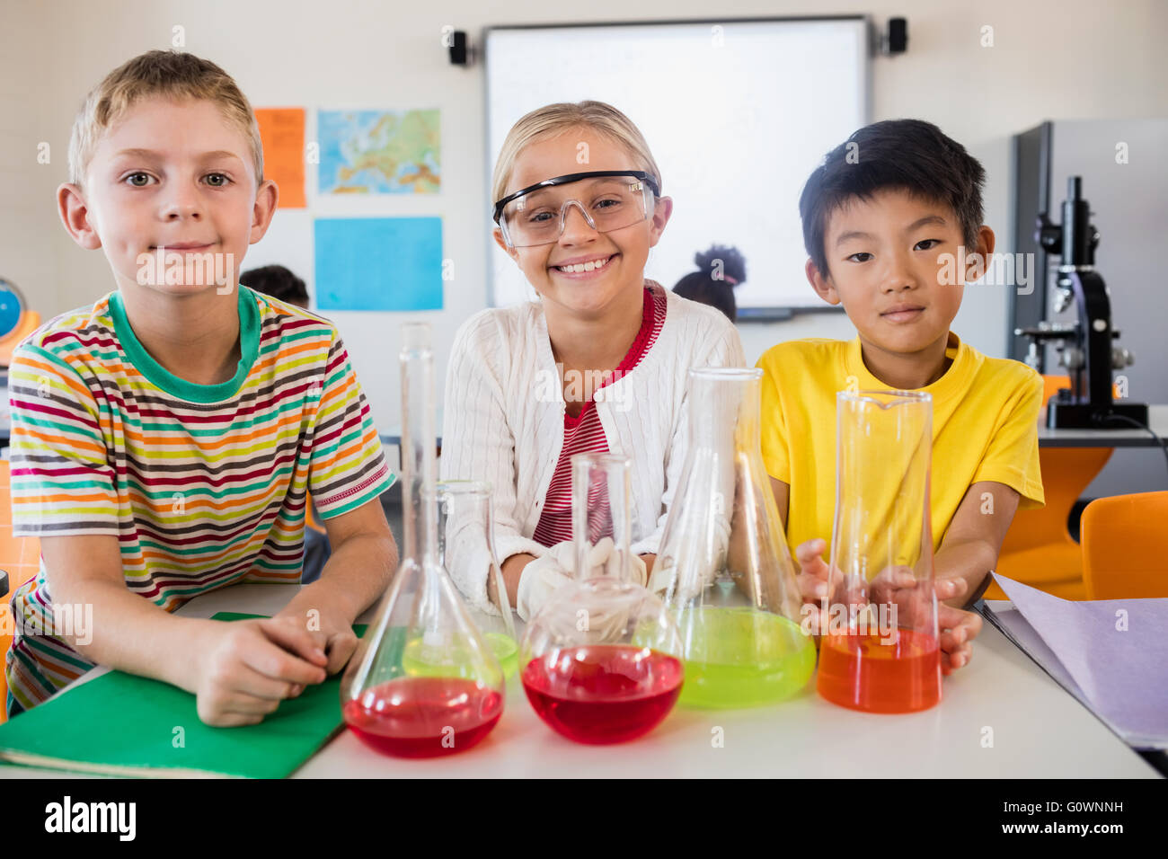 Portrait smiling pupils science class hi-res stock photography and ... Portrait smiling pupils science class hi-res stock photography and ...