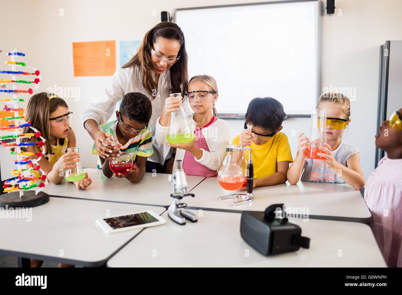 Pupils science lesson hi-res stock photography and images - Alamy