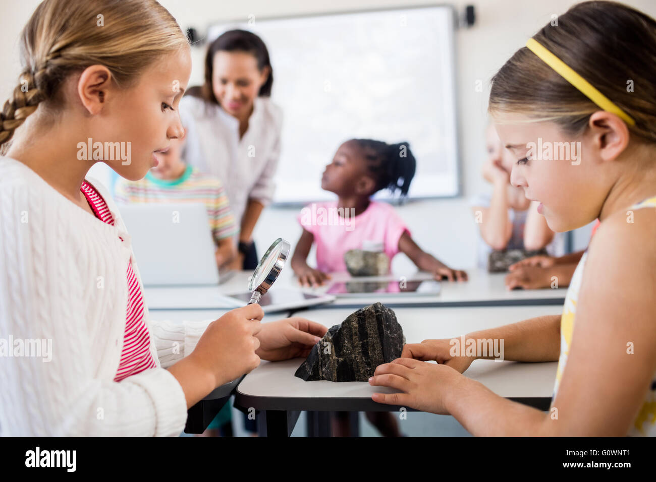 Back child with magnifying glass hi-res stock photography and images ...