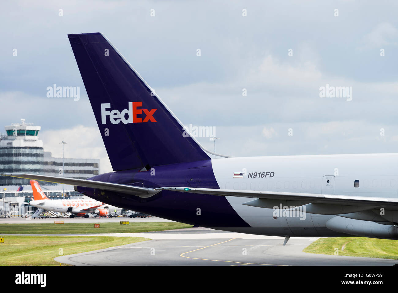 Fedex boeing 757 hi-res stock photography and images - Alamy
