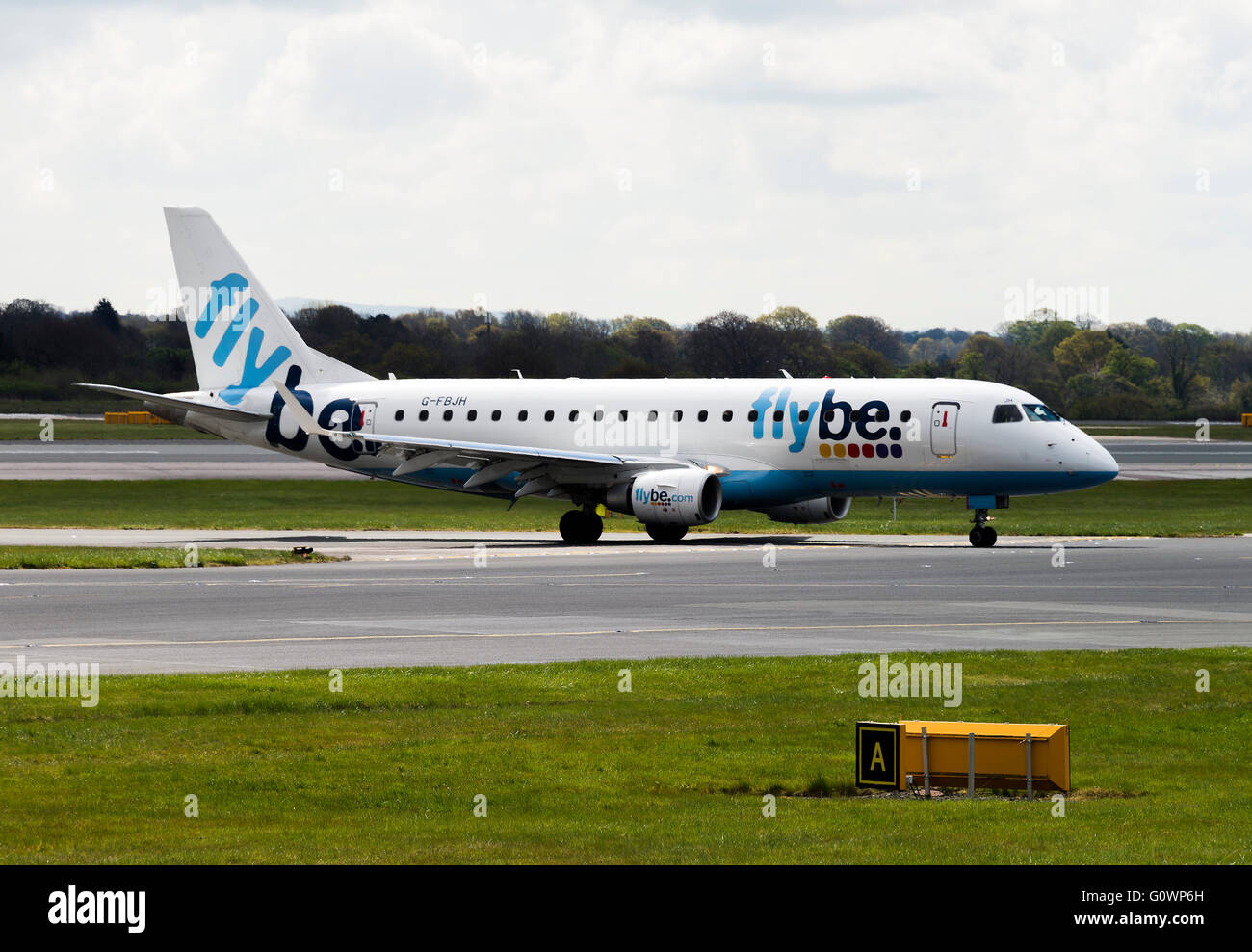 Embraer 175 united hi-res stock photography and images - Alamy