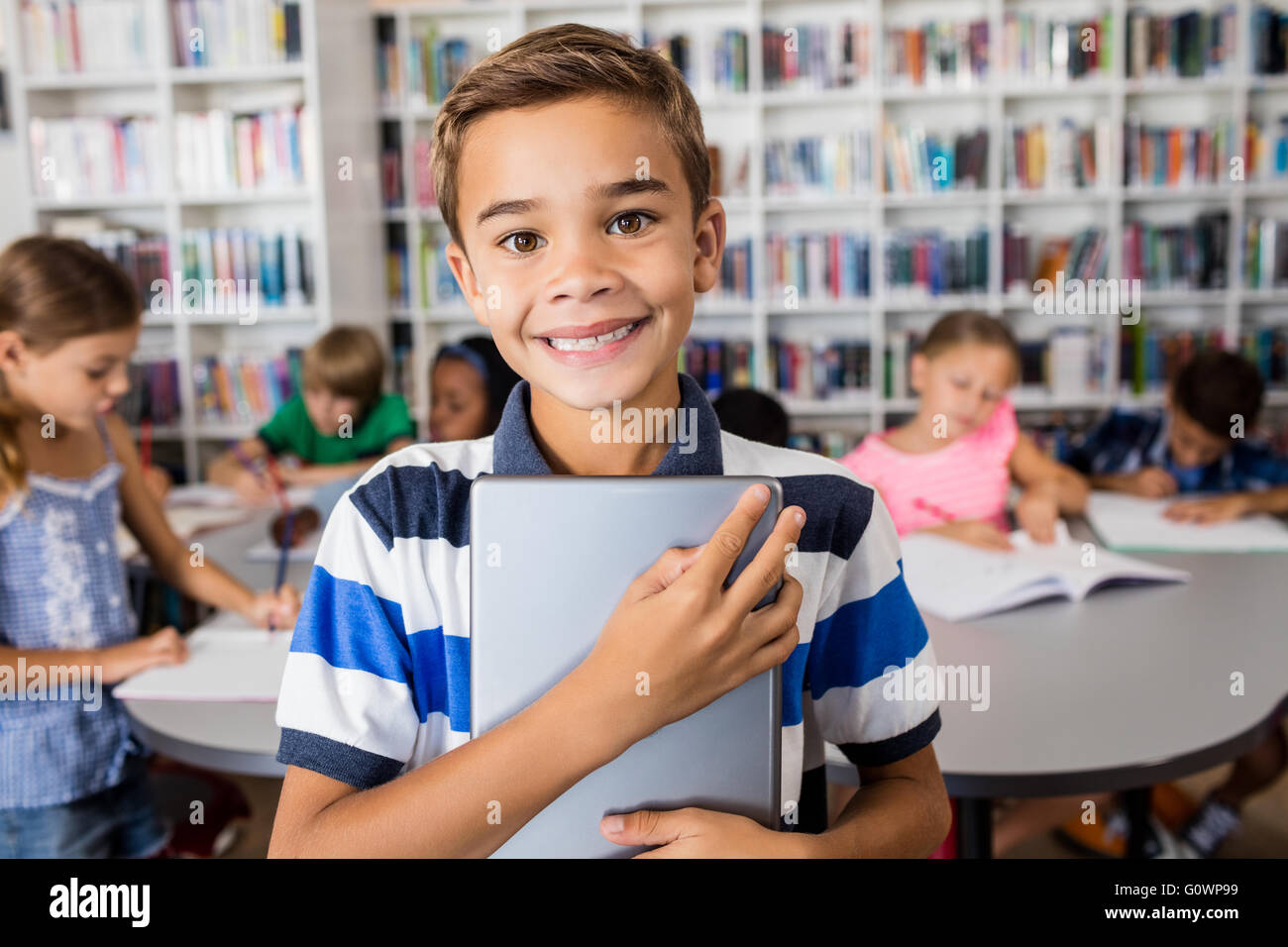 Boy and girl in library hi-res stock photography and images - Alamy
