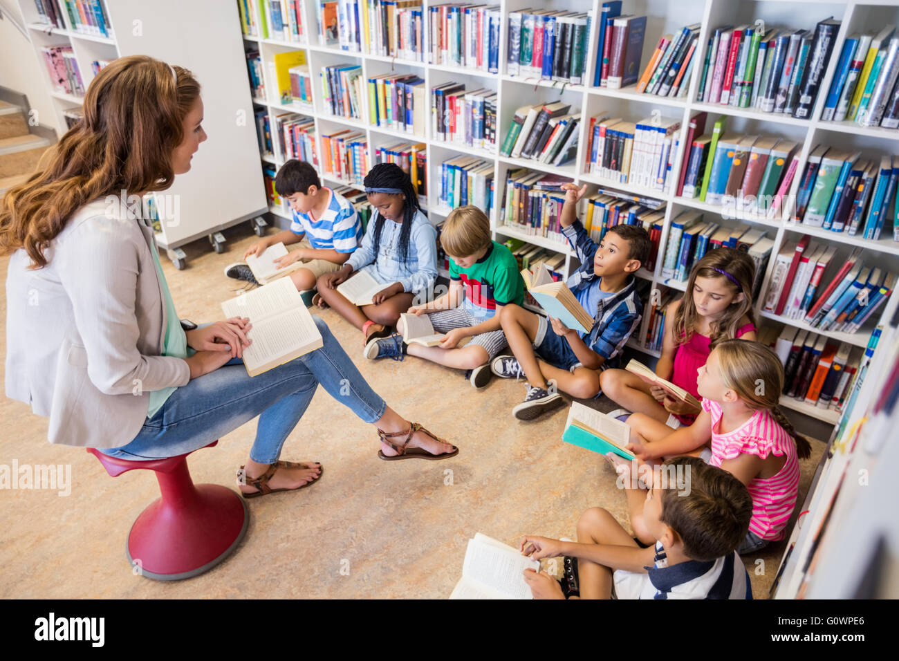 Female reading to students hi-res stock photography and images - Alamy