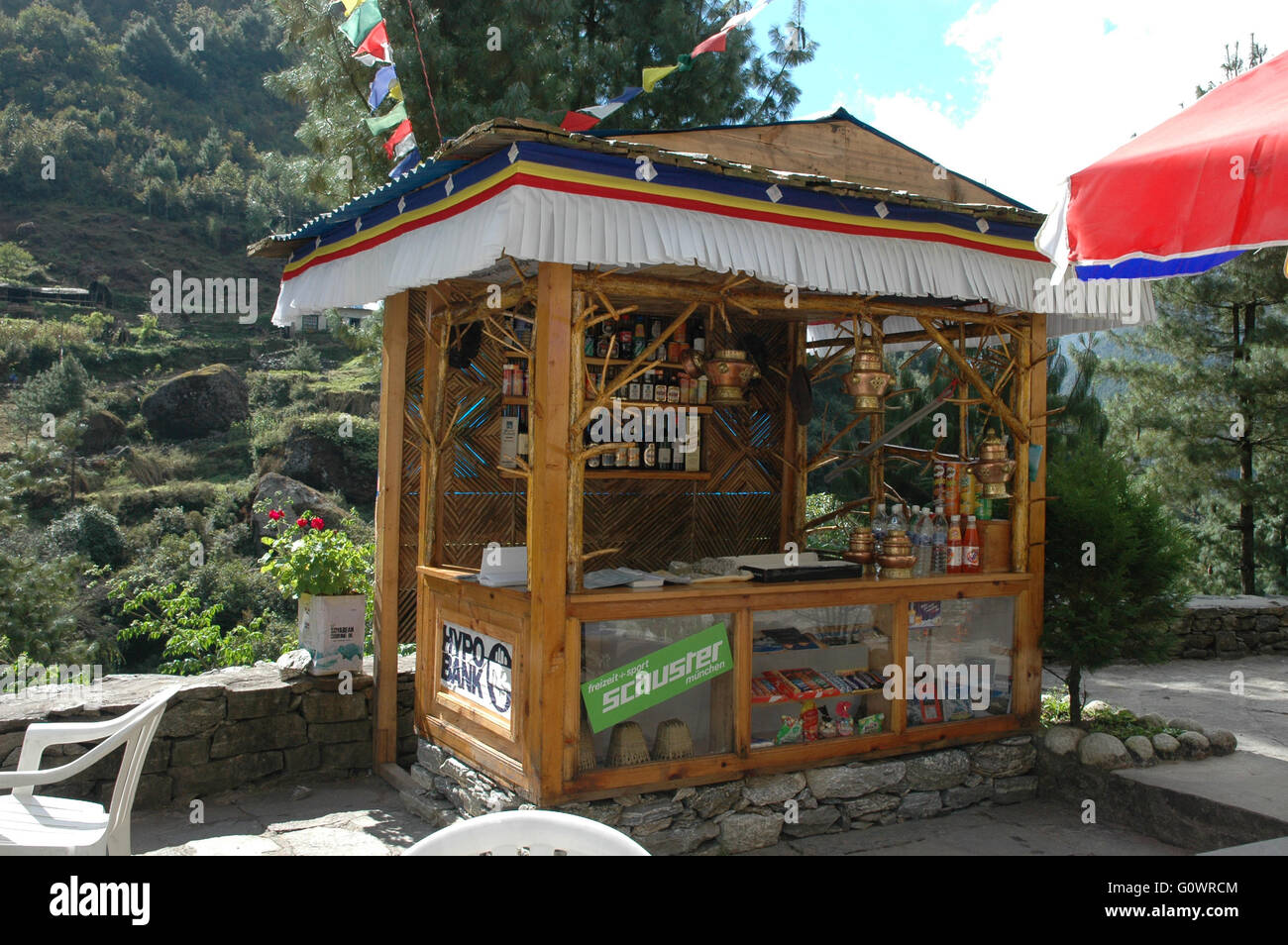 Yaks and porters hi-res stock photography and images - Alamy