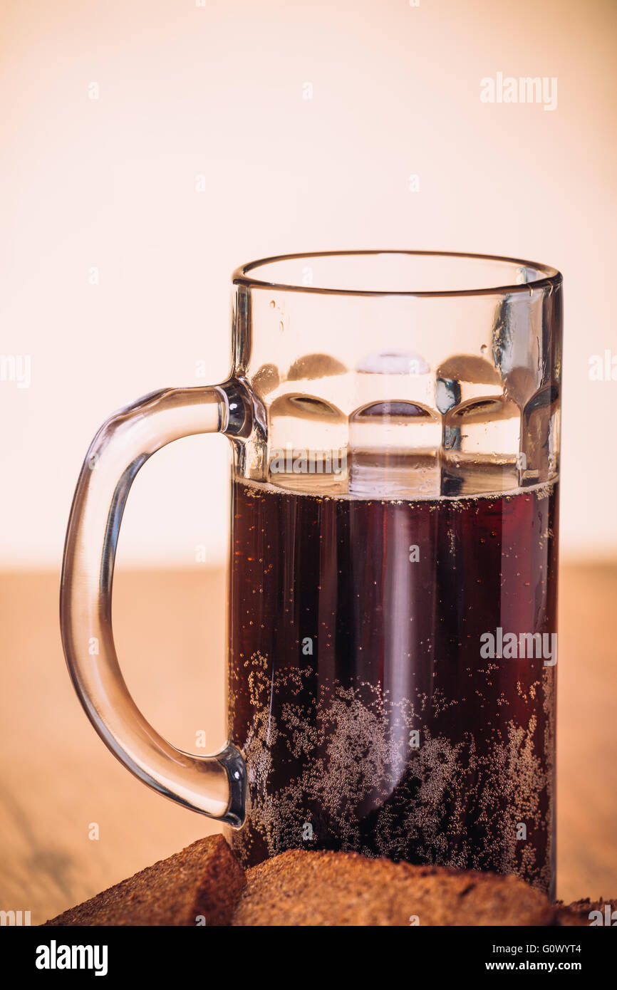 Amber liquid beaker hi-res stock photography and images - Alamy